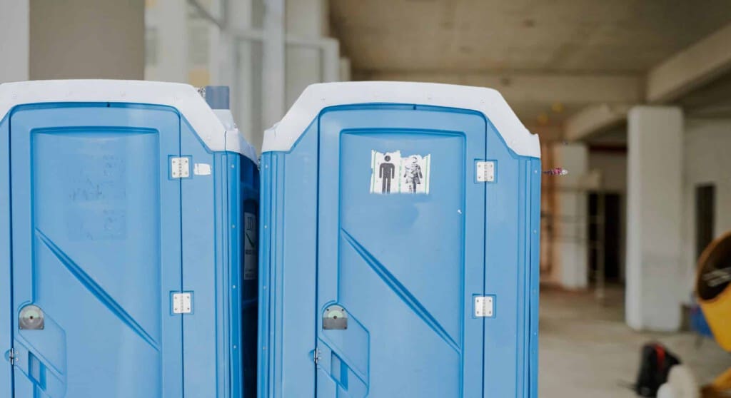 Des toilettes dignes sur les chantiers, un minimum ! / FIPOE